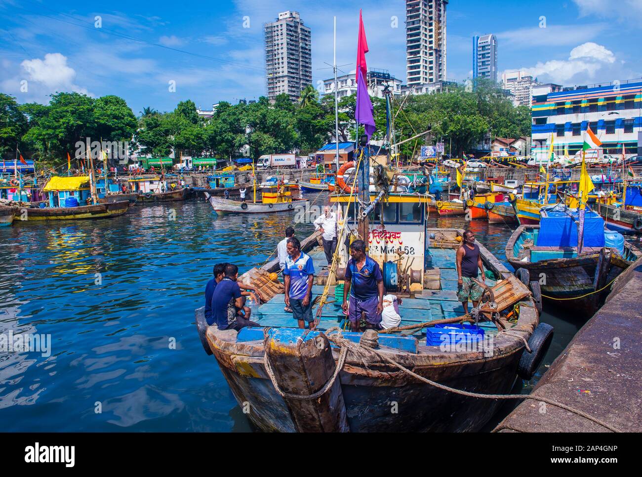 Indian fishermen working in Sassoon Docks in Mumbai India Stock Photo ...