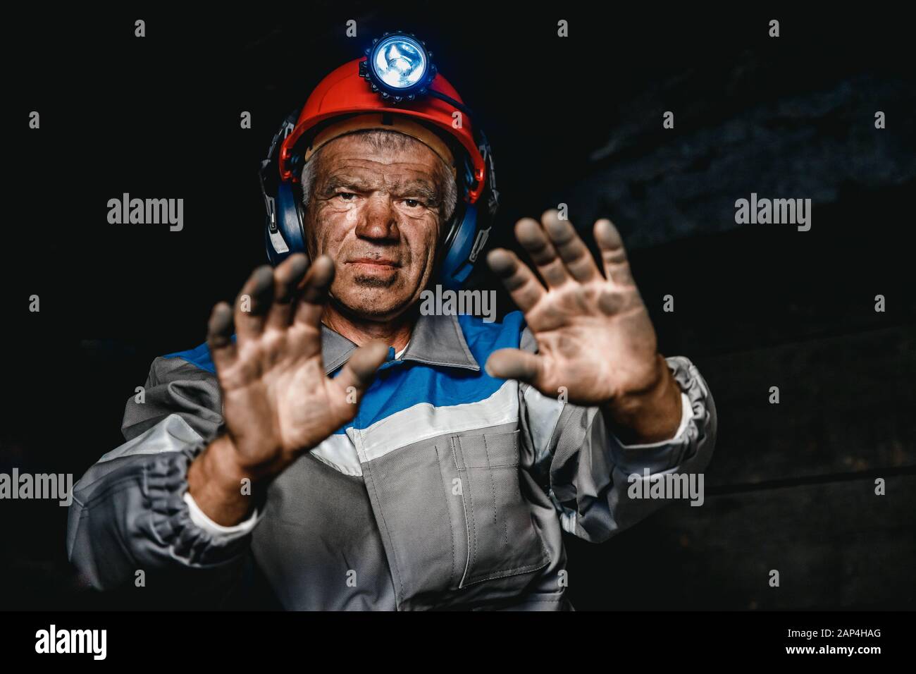 Hands holding lump of coal hi-res stock photography and images - Alamy