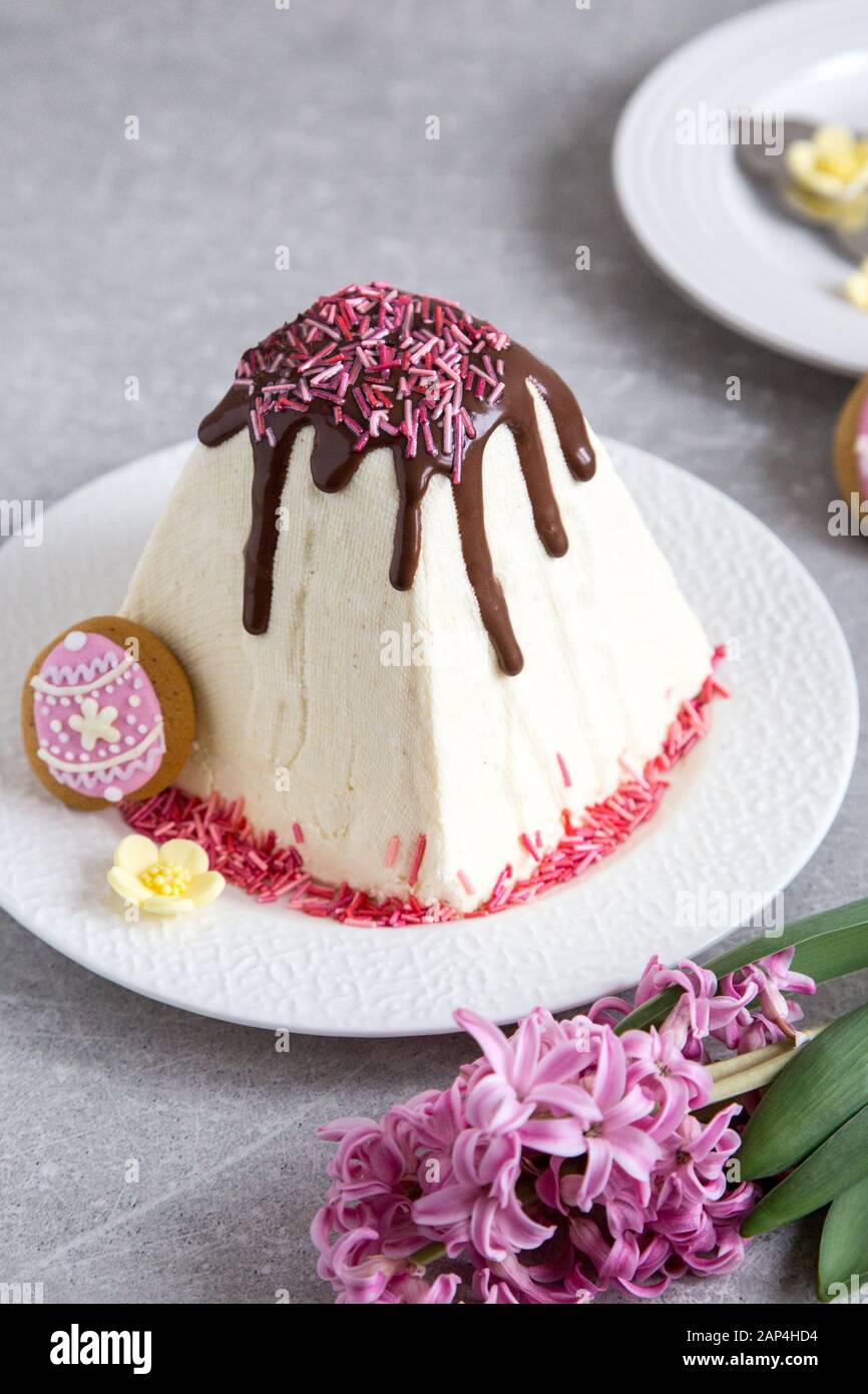 Easter food background. Traditional curd Easter cake with spring ...