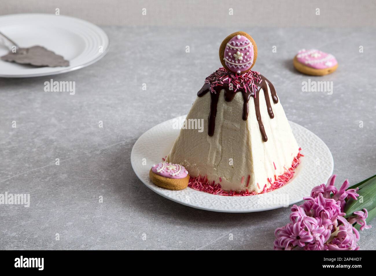 Easter food background. Traditional curd Easter cake with spring ...