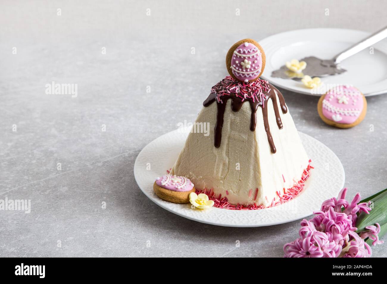 Easter food background. Traditional curd Easter cake with spring ...