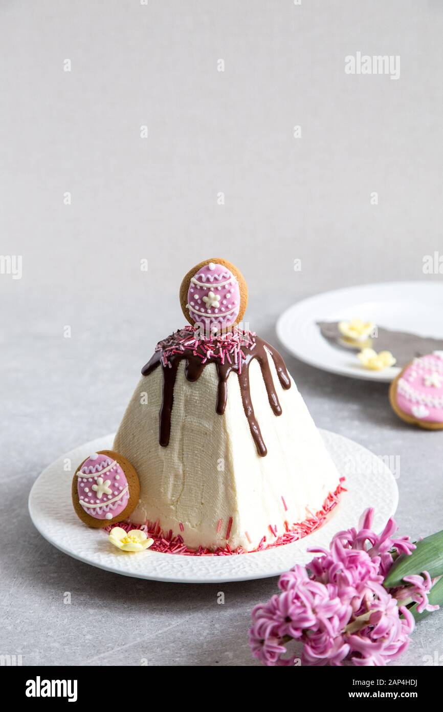 Easter food background. Traditional curd Easter cake with spring ...