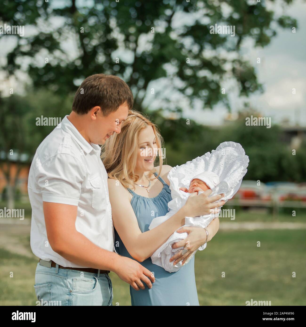 portrait of a happy married couple with their newborn baby Stock Photo ...