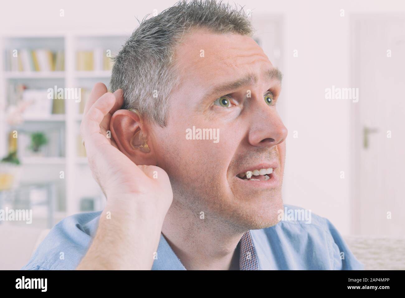 Man wearing hearing aid hi-res stock photography and images - Alamy