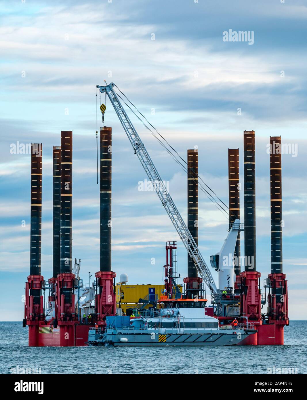 Walking jackup barge hi-res stock photography and images - Alamy