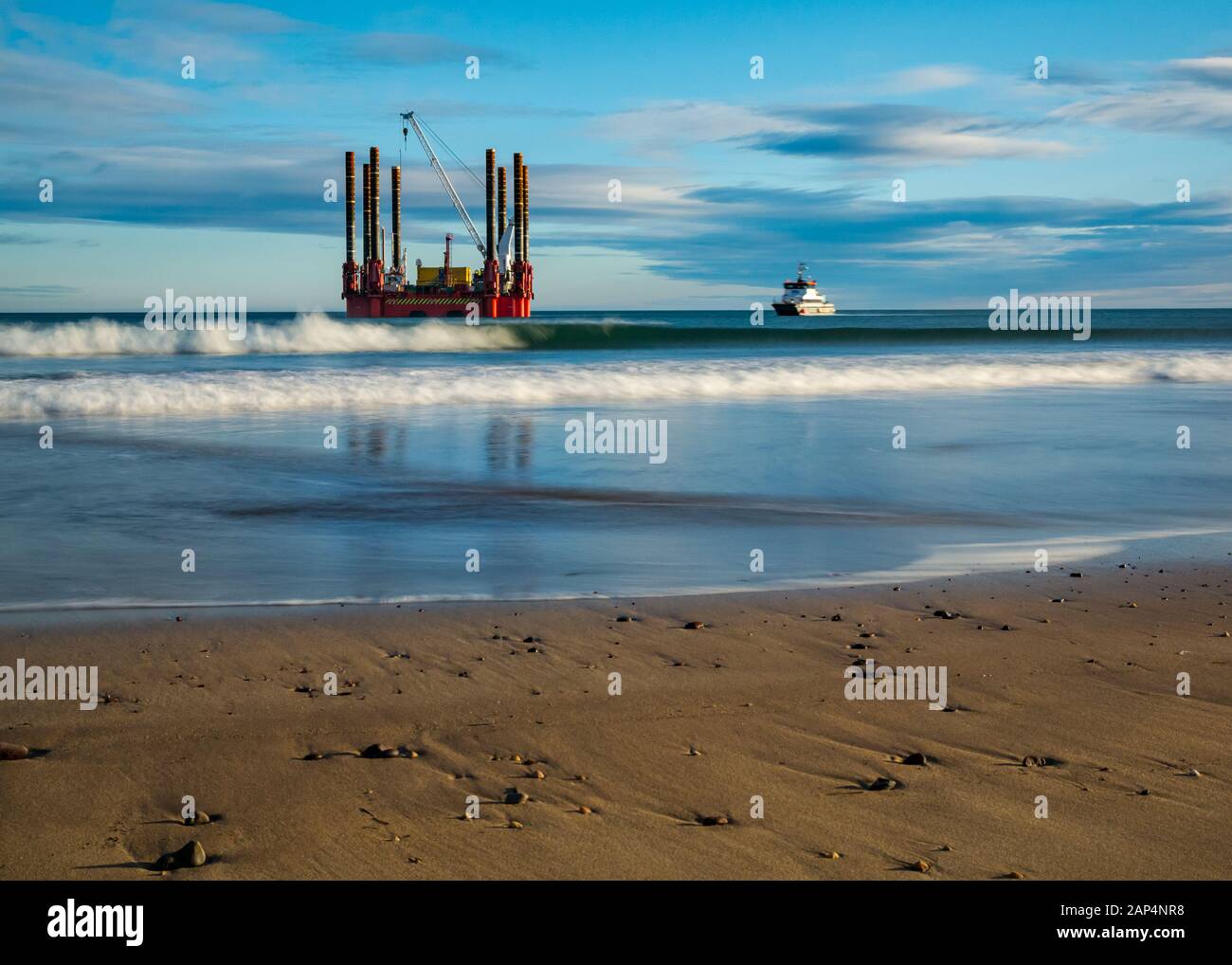 Walking jackup barge hi-res stock photography and images - Alamy