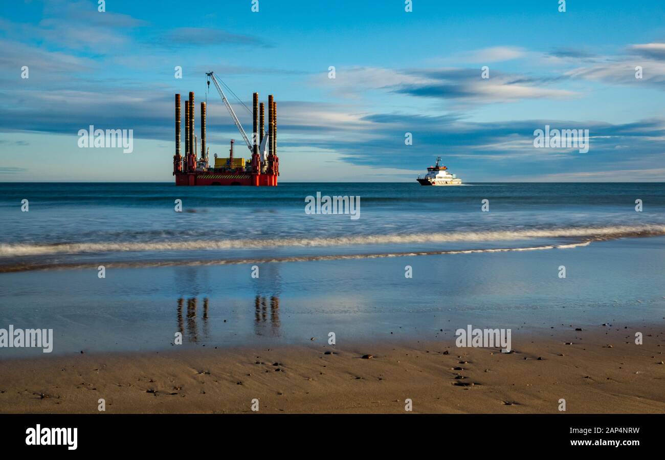 Walking jack up barge hi-res stock photography and images - Alamy