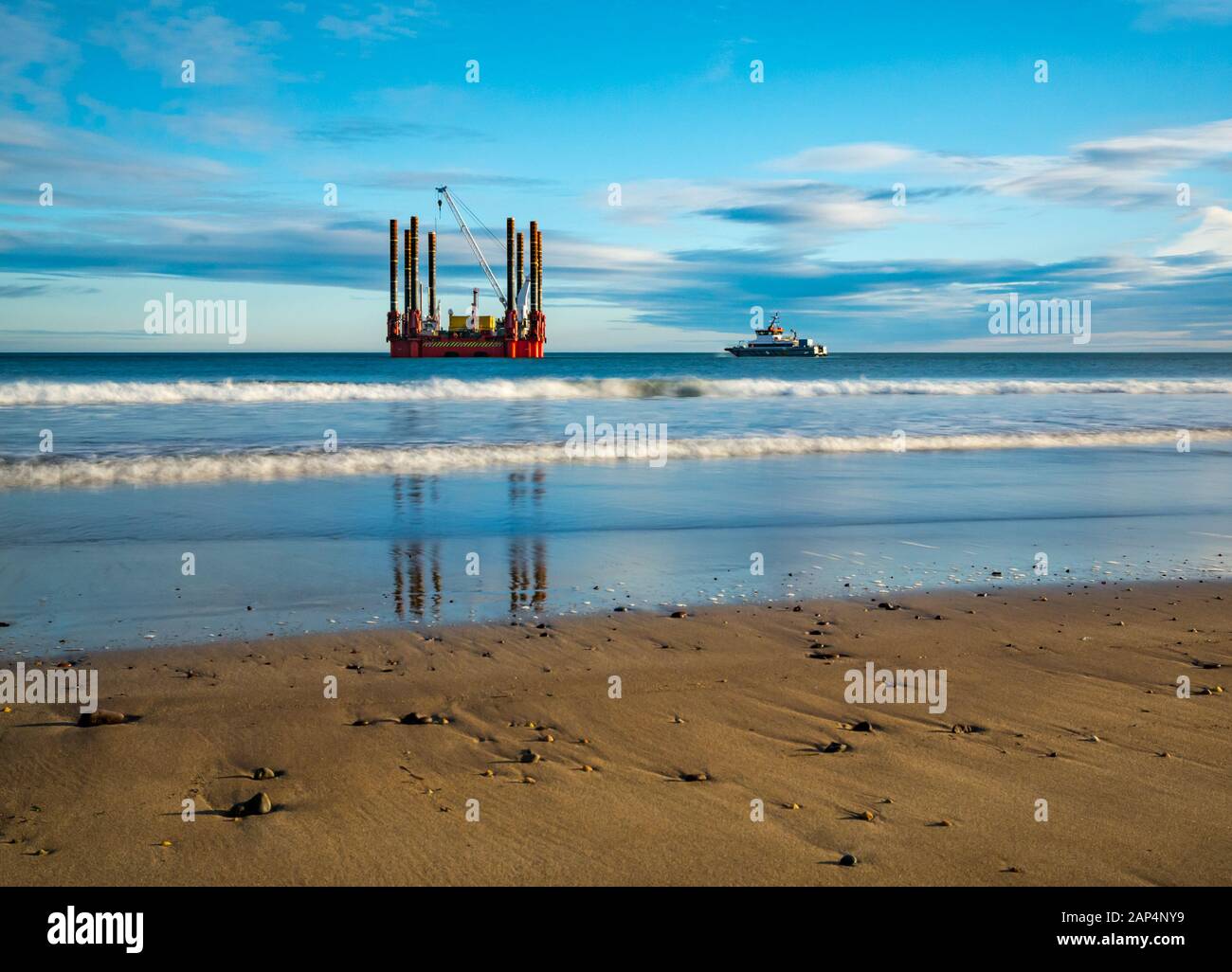 Walking jack up barge hi-res stock photography and images - Alamy