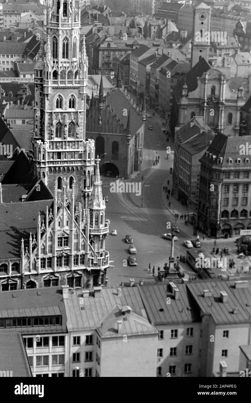 Blick auf den Marienplatz in München, links das Neue Rathaus, dahinter ...