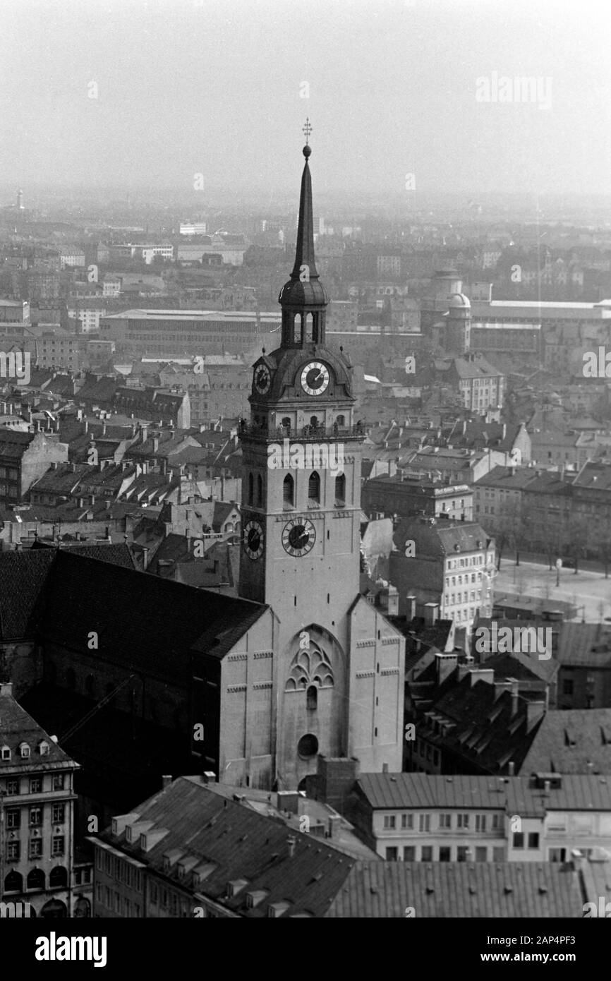 Blick auf St. Peter, 1957. View of Marian Square, Munich, on the left ...