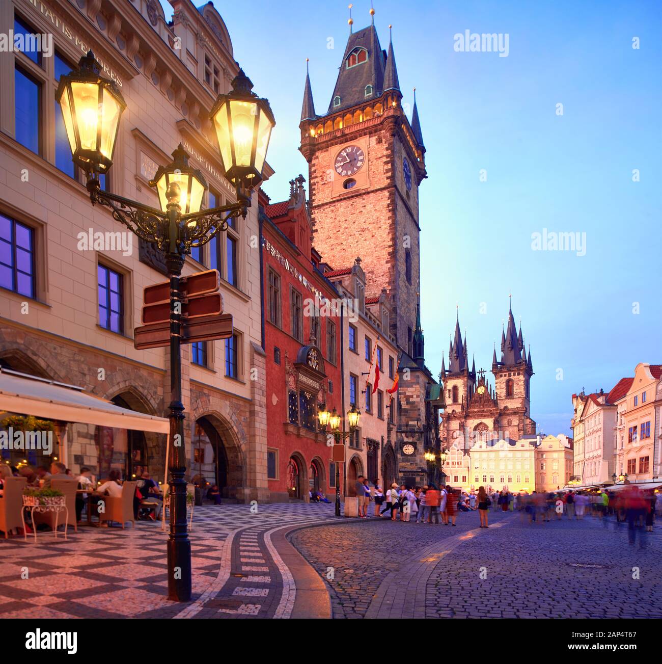Early evening street lights hi-res stock photography and images - Alamy
