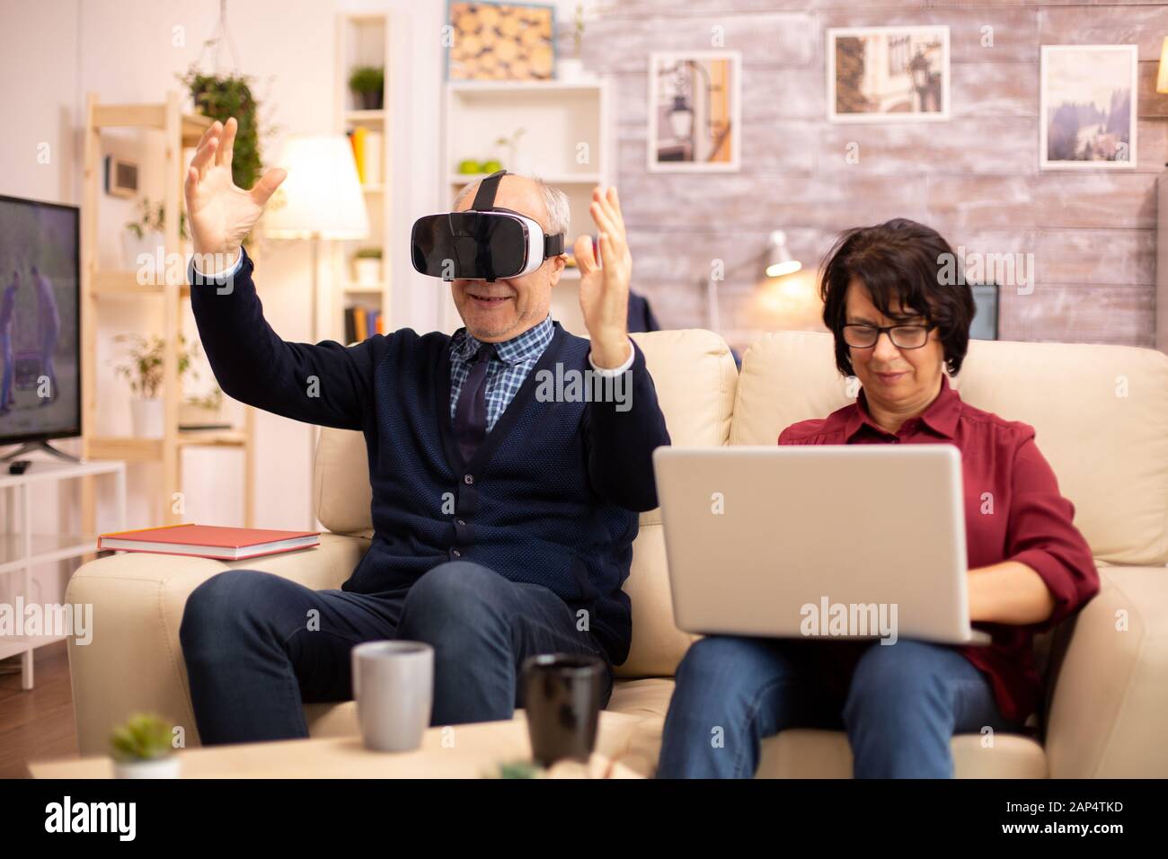 Elderly technology vr hi-res stock photography and images - Alamy