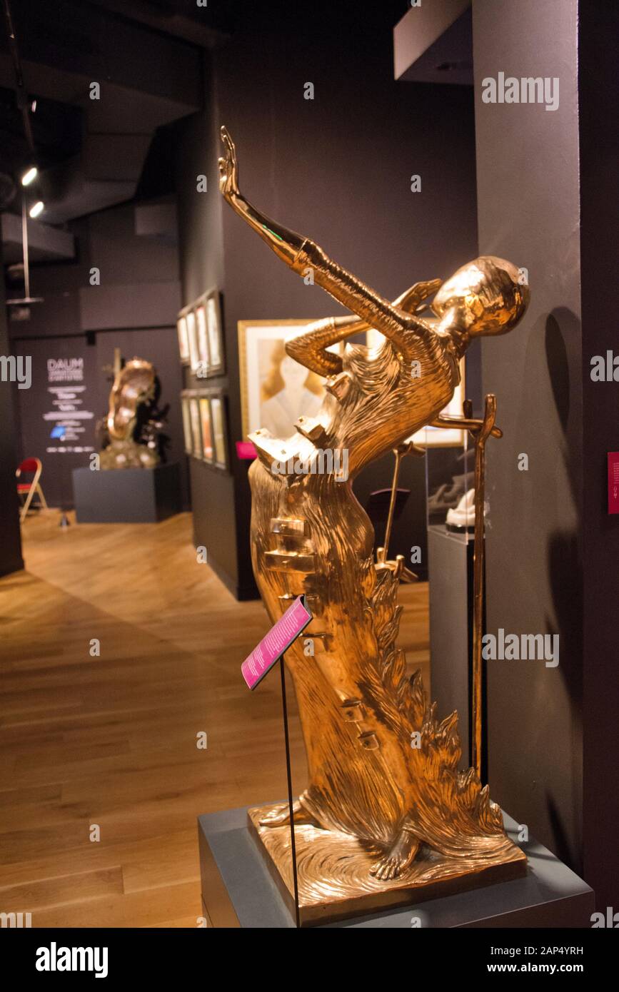 Espace dali paris hi-res stock photography and images - Alamy