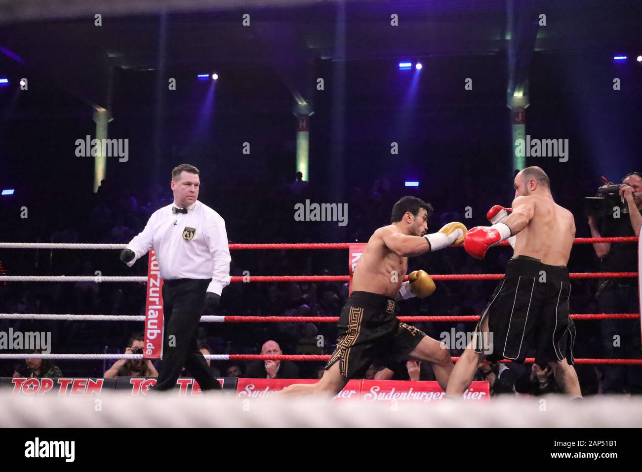 Boxkampf Nuri Seferi gg Mazen Girke in der Stock Photo - Alamy