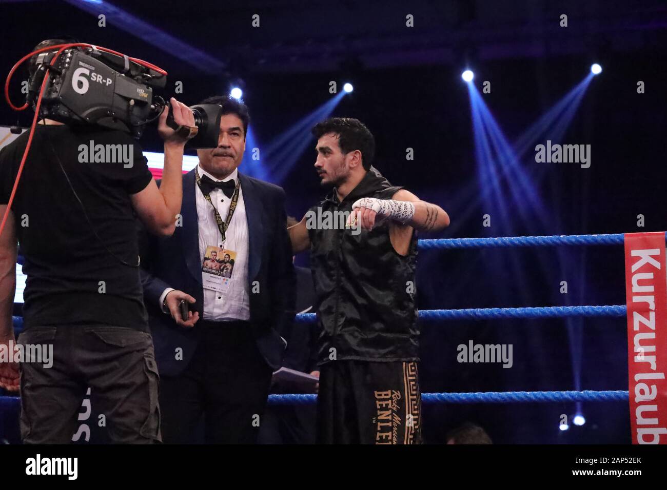 Boxkampf Nuri Seferi gg Mazen Girke in der Stock Photo - Alamy