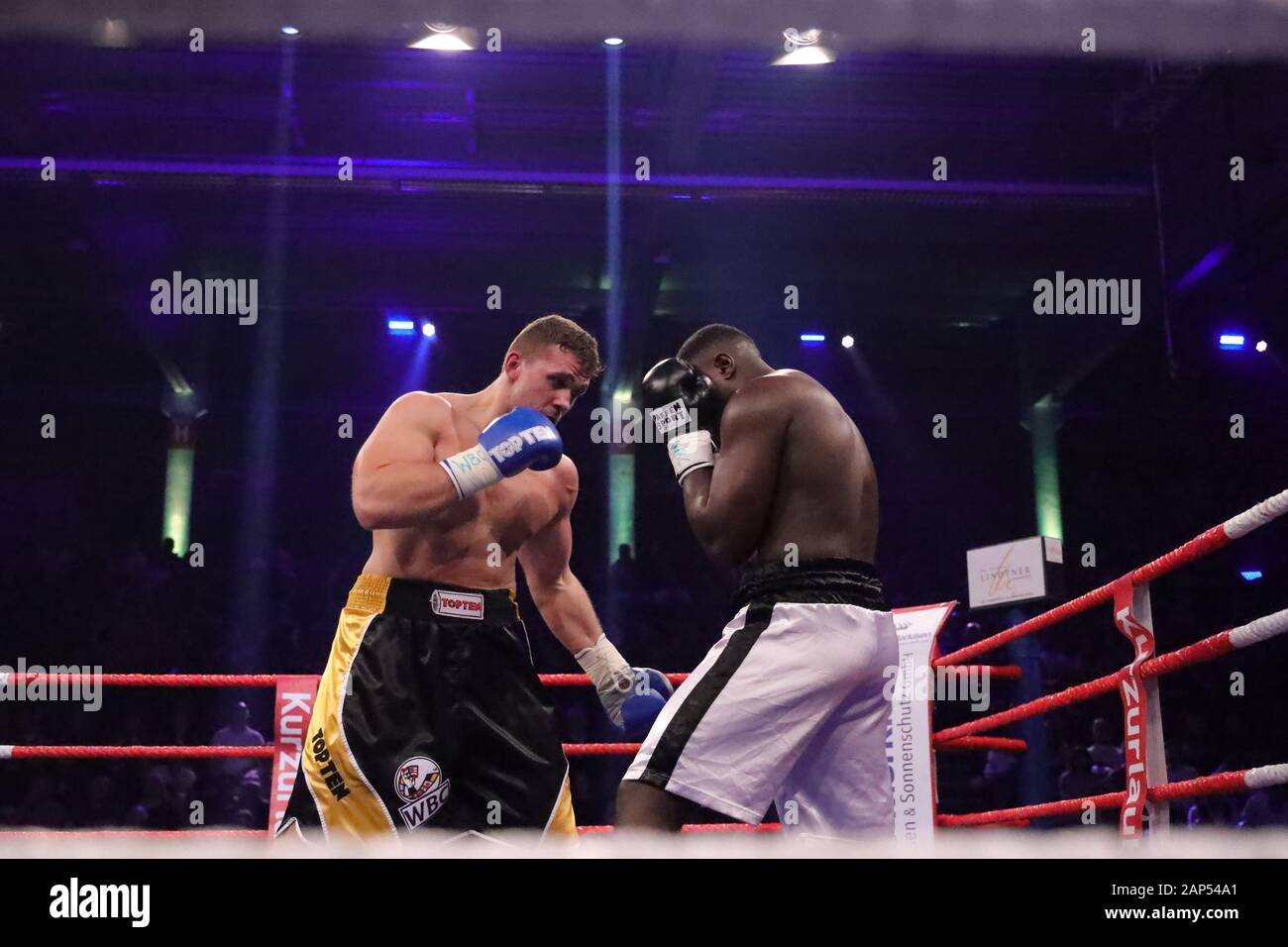 Boxkampf Peter Kadiru gegen Tomas Salek WBC Youth Championship in der ...