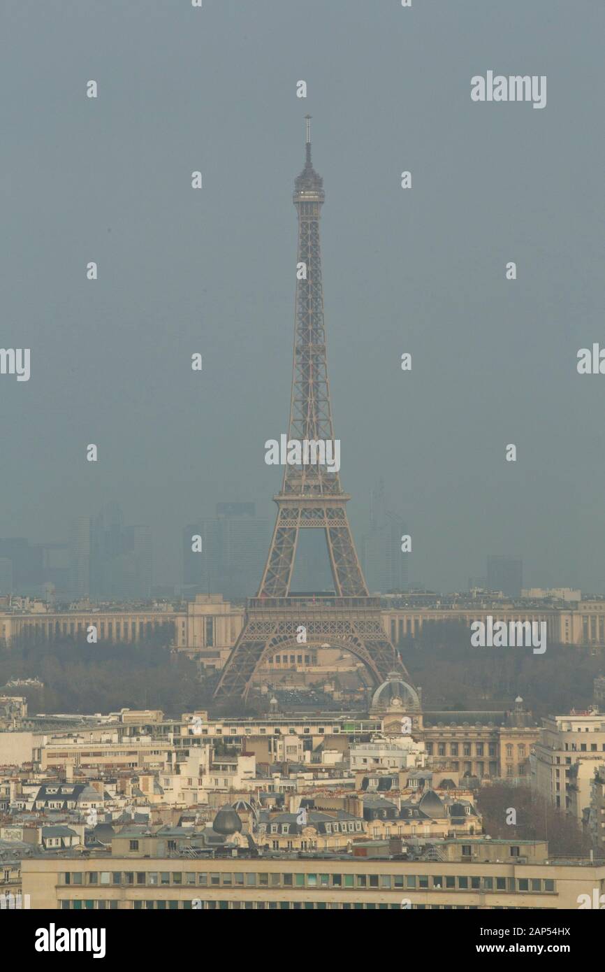 EIFFEL TOWER IN THE PARIS POLLUTION Stock Photo - Alamy