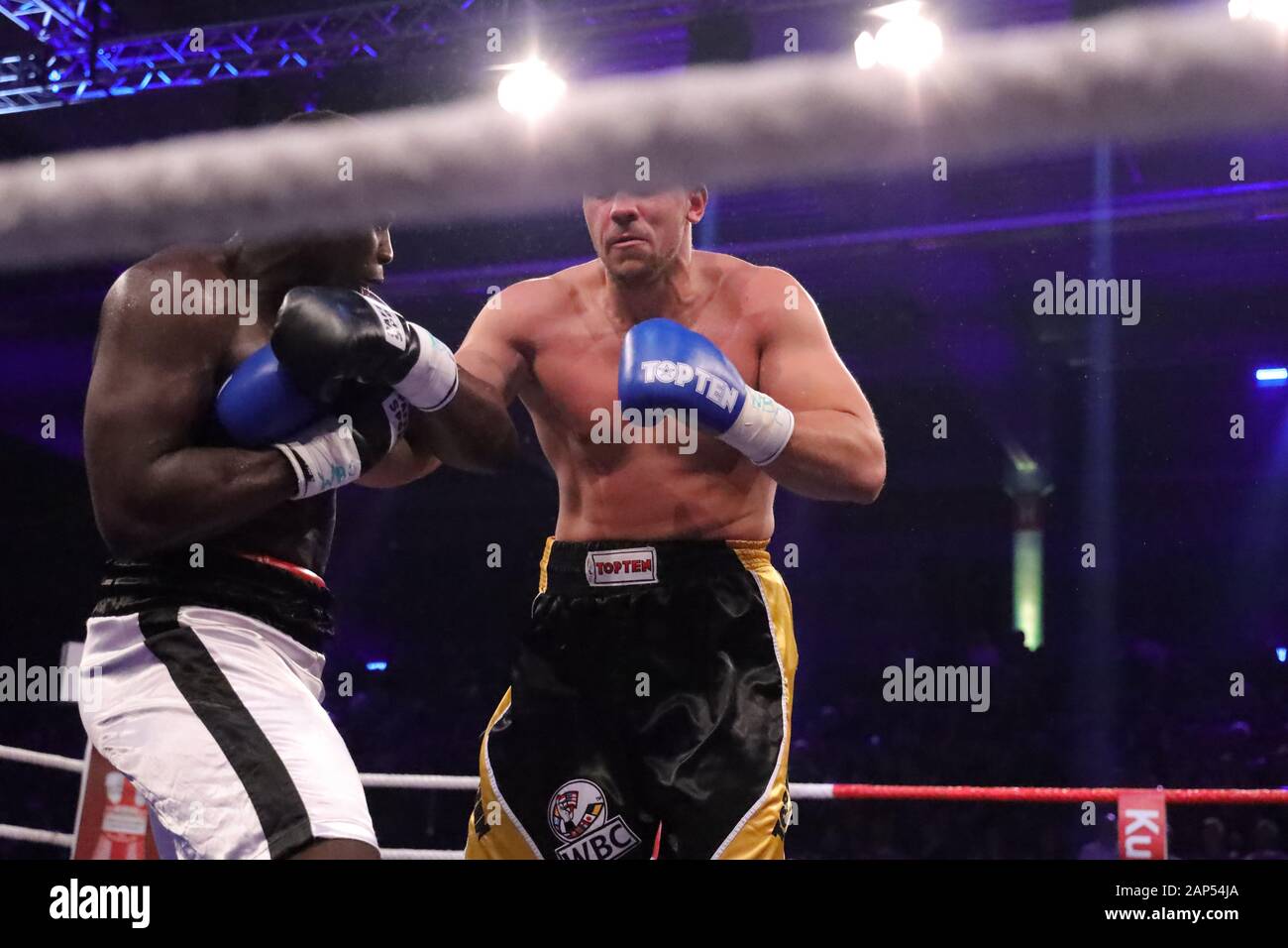 Boxkampf Peter Kadiru gegen Tomas Salek WBC Youth Championship in der ...