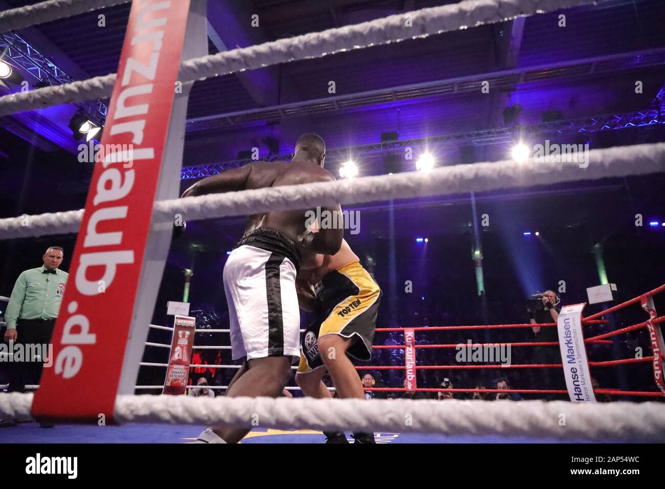 Boxkampf Peter Kadiru gegen Tomas Salek WBC Youth Championship in der ...