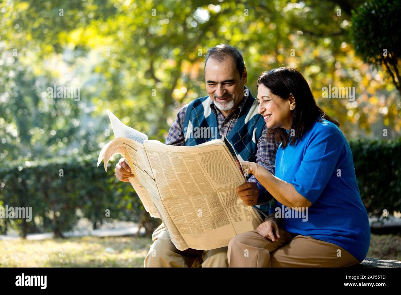 Men reading newspaper hi-res stock photography and images - Alamy