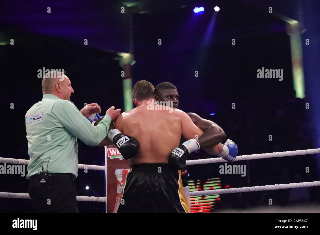 Boxkampf Peter Kadiru gegen Tomas Salek WBC Youth Championship in der ...