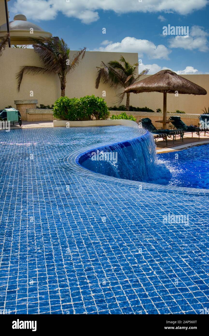 Curved swimming pool hi-res stock photography and images - Alamy