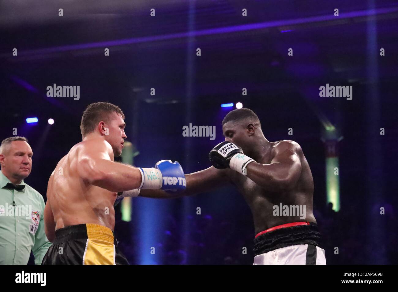 Boxkampf Peter Kadiru gegen Tomas Salek WBC Youth Championship in der Edel-Optics.de-Arena in ...