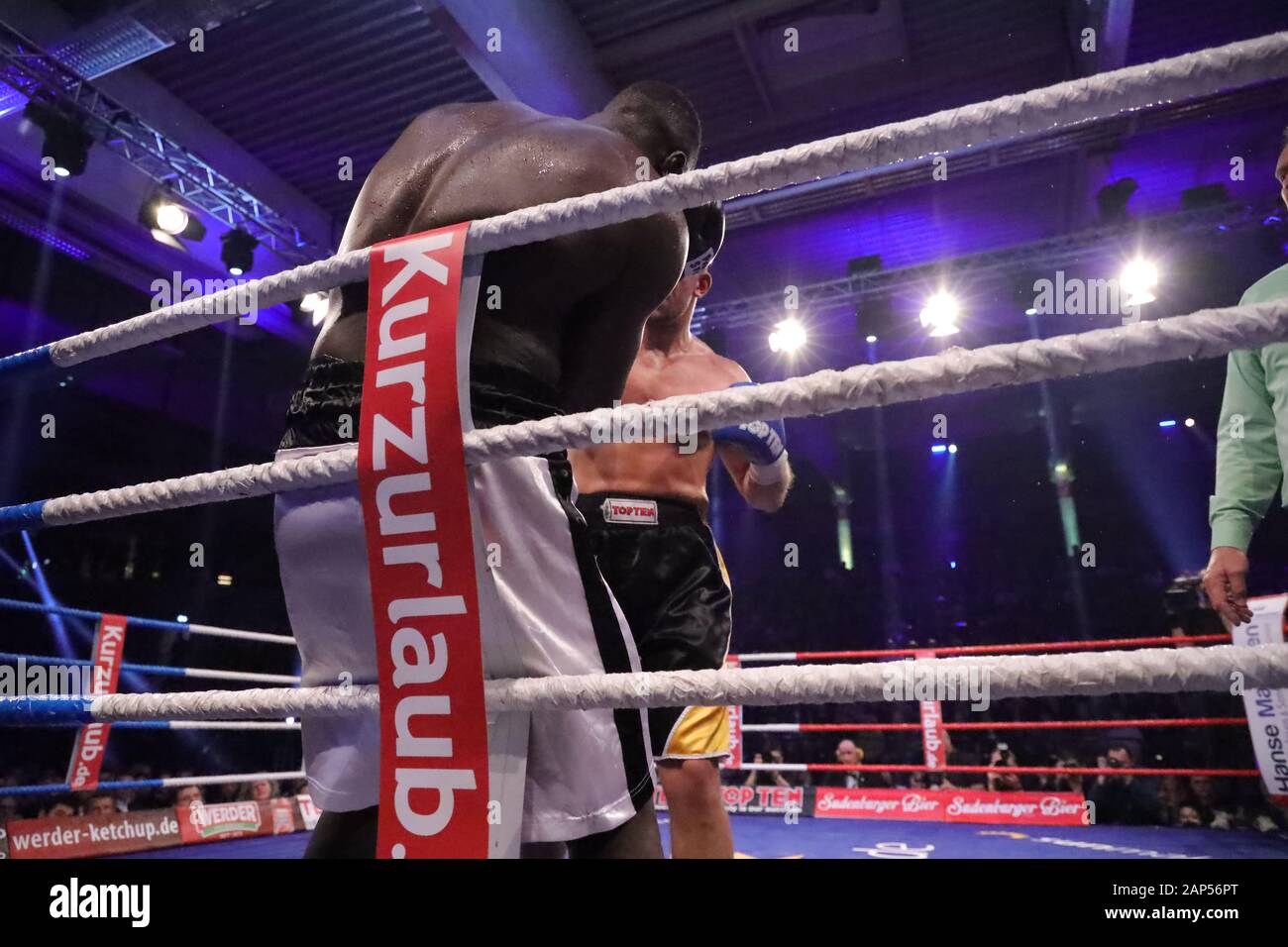 Boxkampf Peter Kadiru gegen Tomas Salek WBC Youth Championship in der ...