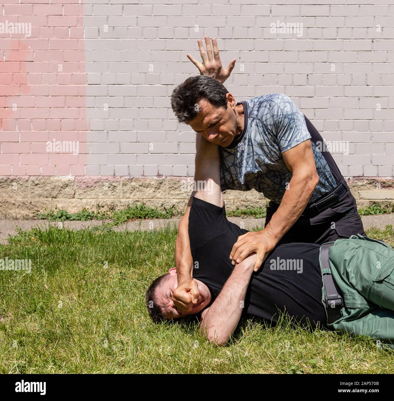 Trainer self defense hi-res stock photography and images - Alamy