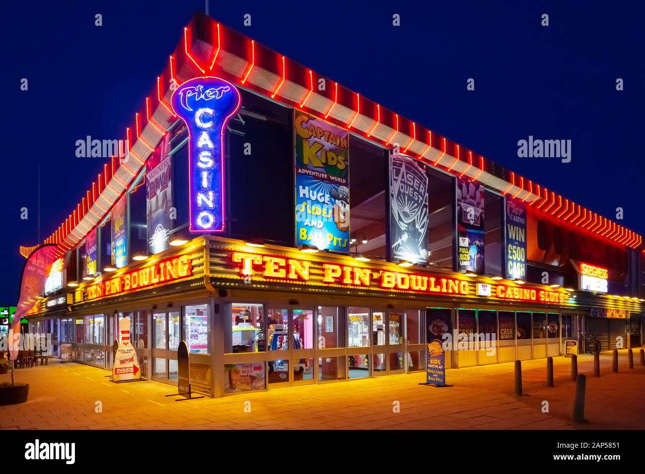 Amusement arcade at night hi-res stock photography and images - Alamy