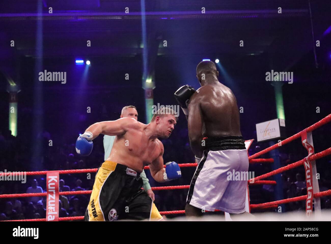 Boxkampf Peter Kadiru gegen Tomas Salek WBC Youth Championship in der ...