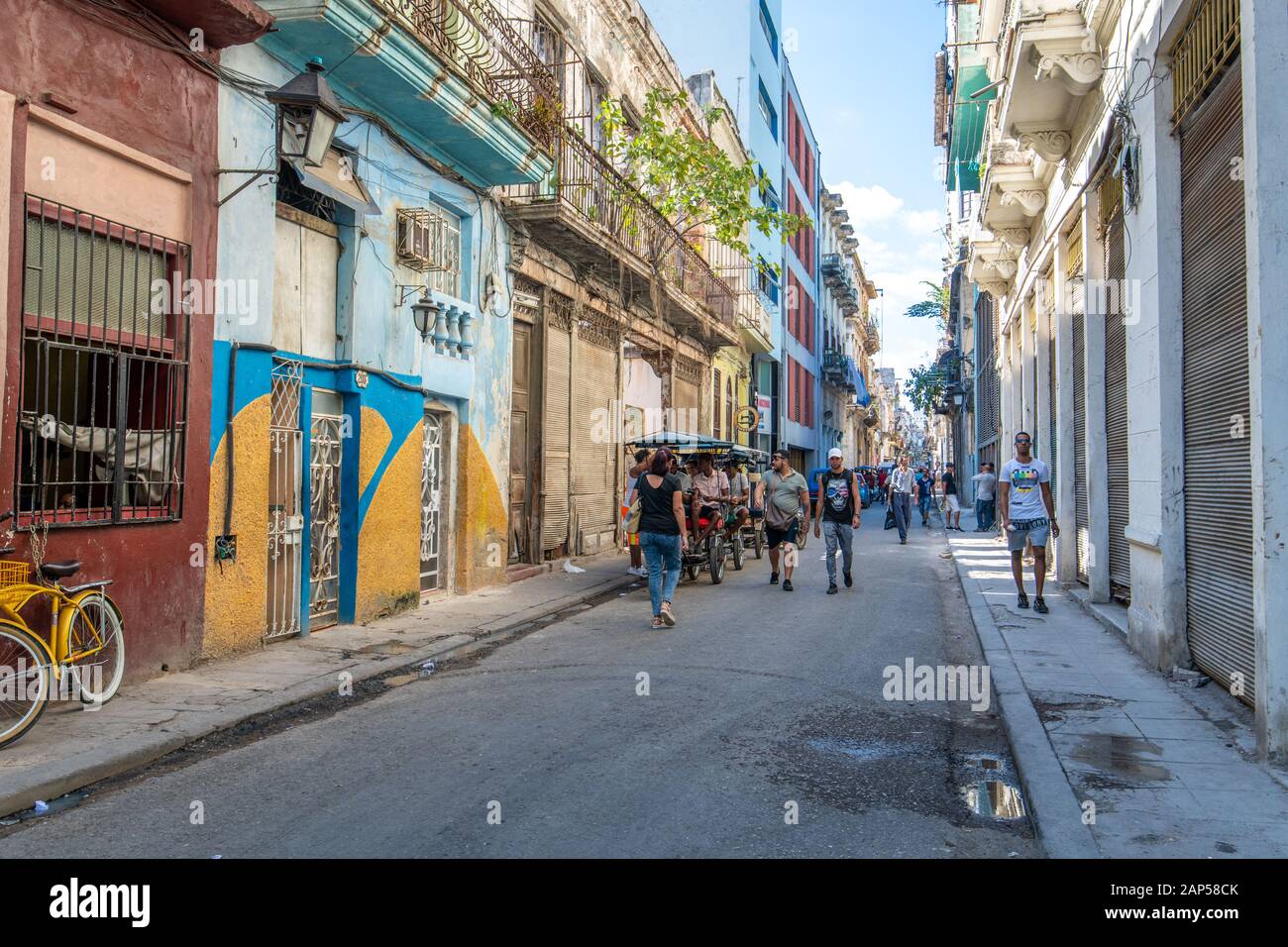 Historic havana cuba alley hi-res stock photography and images - Alamy