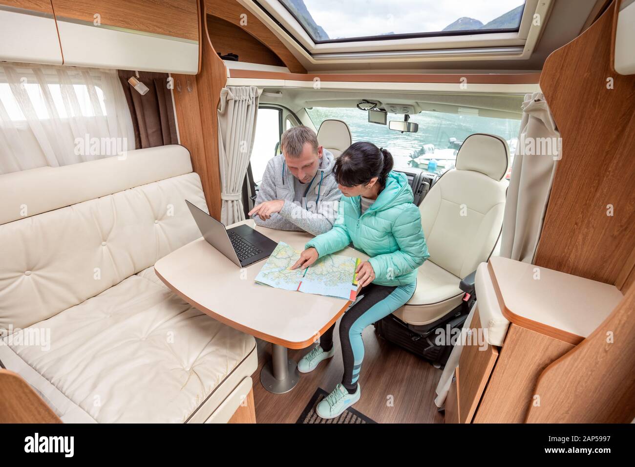 Reading map inside car hi-res stock photography and images - Alamy