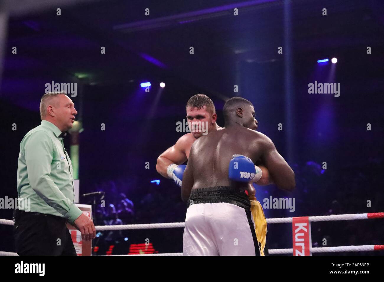 Boxkampf Peter Kadiru gegen Tomas Salek WBC Youth Championship in der ...