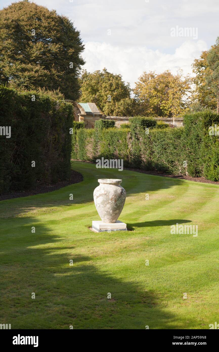 Hever Castle Statues High Resolution Stock Photography and Images - Alamy