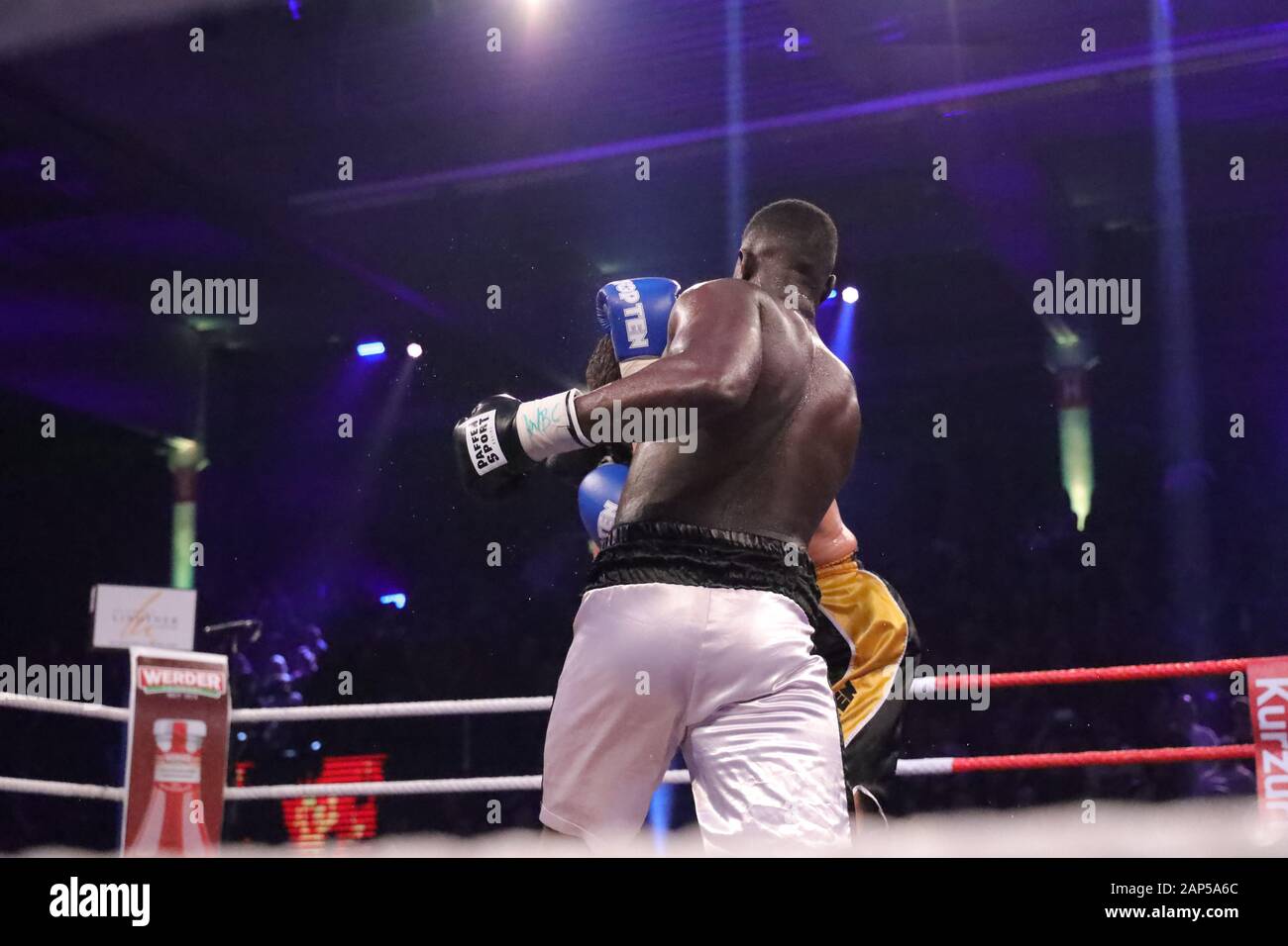 Boxkampf Peter Kadiru gegen Tomas Salek WBC Youth Championship in der Edel-Optics.de-Arena in ...