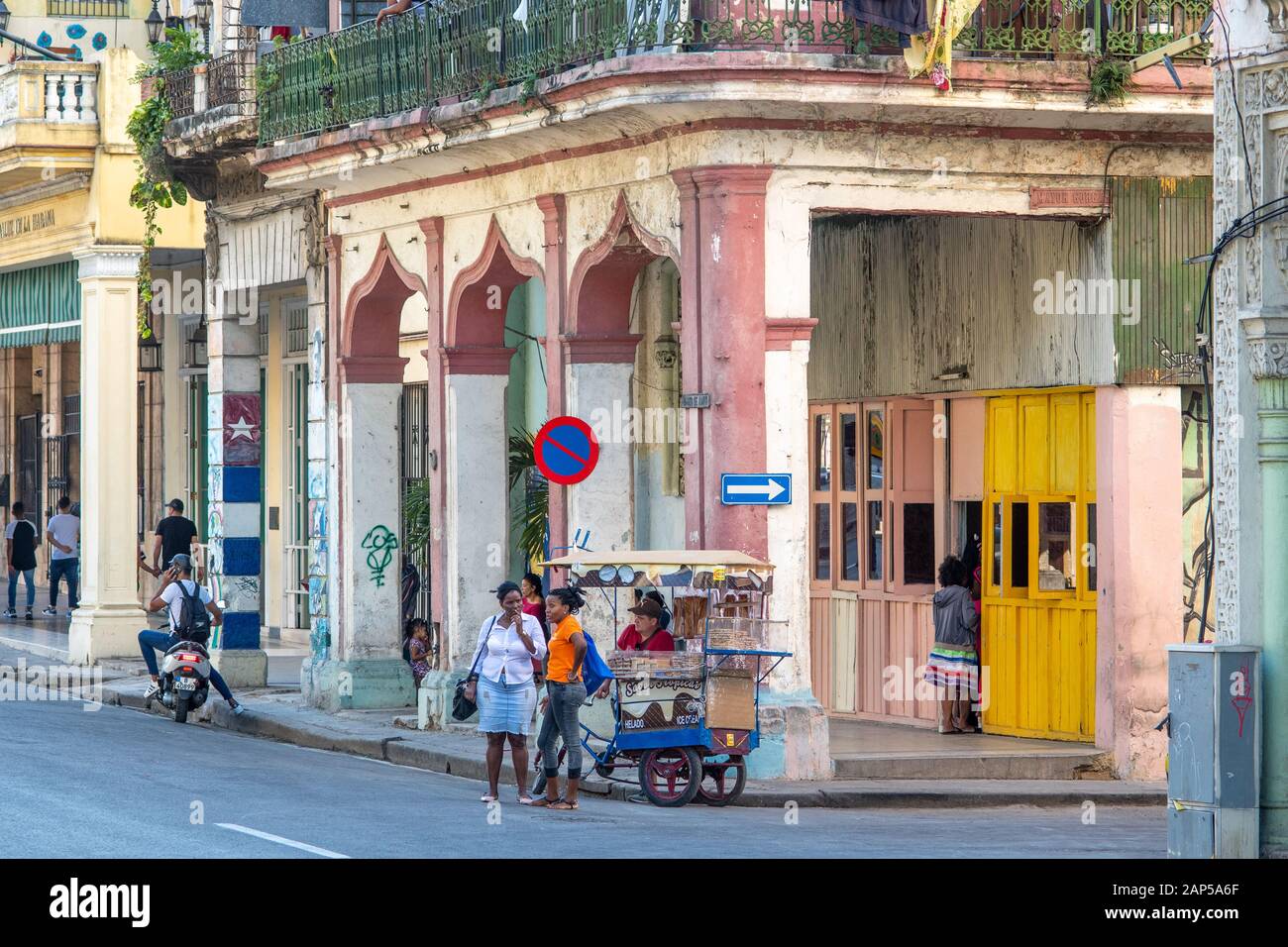 People standing outside a building hi-res stock photography and images ...