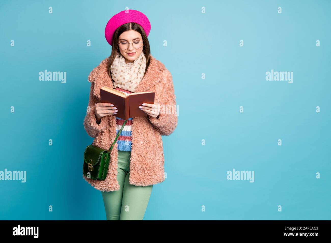 Portrait of her she nice-looking attractive lovely well-dressed focused ...