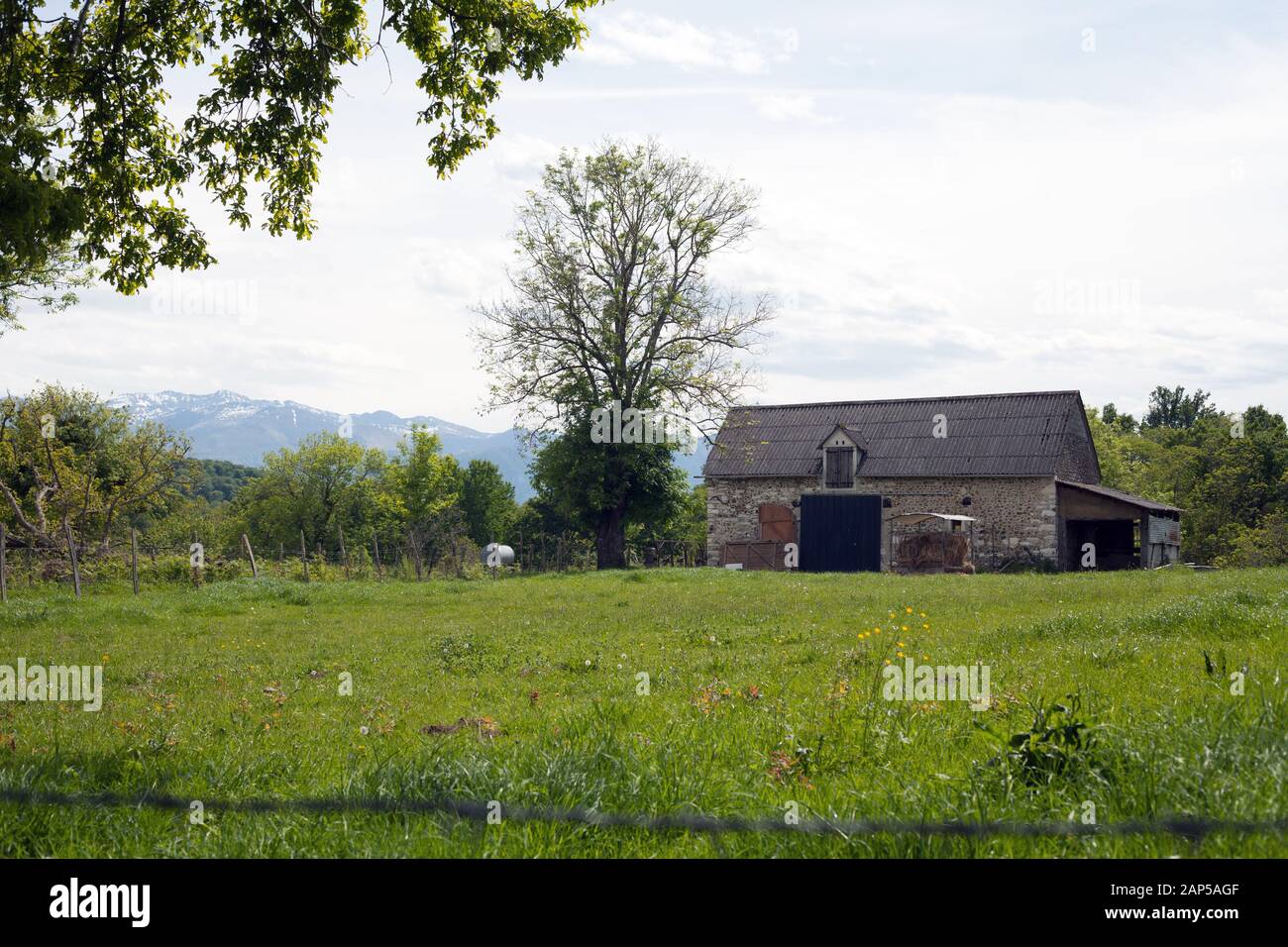 Old french barns hi-res stock photography and images - Alamy