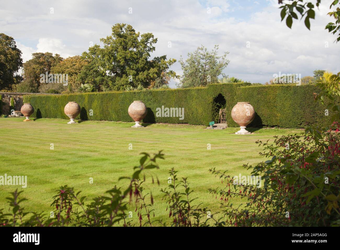 Hever Castle Statues High Resolution Stock Photography and Images - Alamy