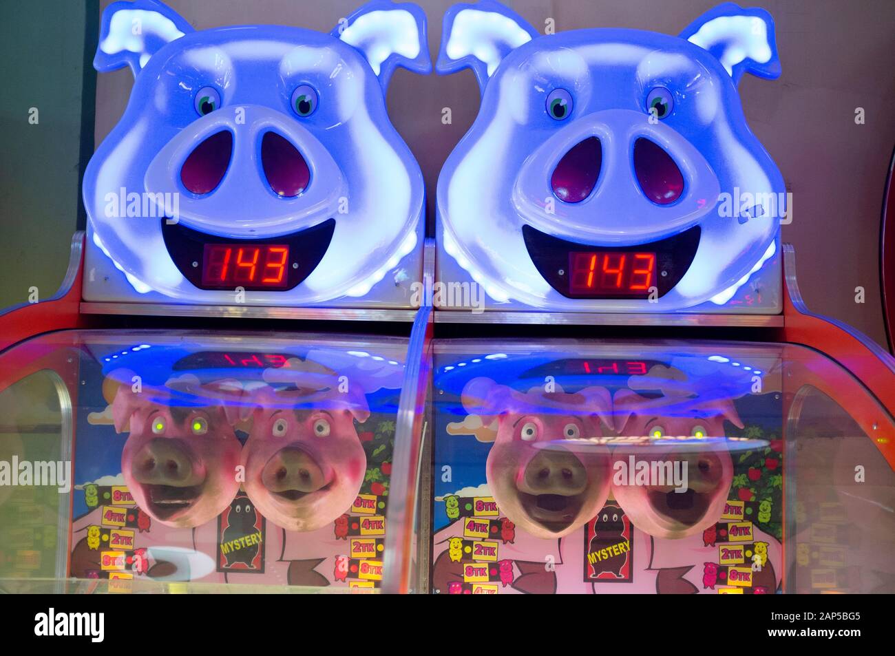 Funfair games arcade hi-res stock photography and images - Alamy