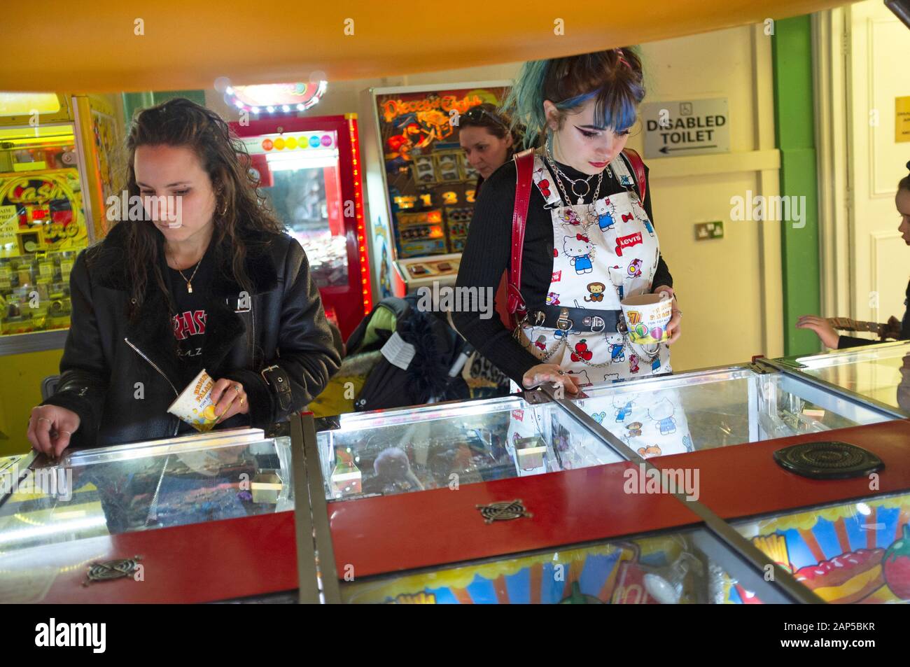 Playing the slot machines in a Brighton arcade Stock Photo - Alamy