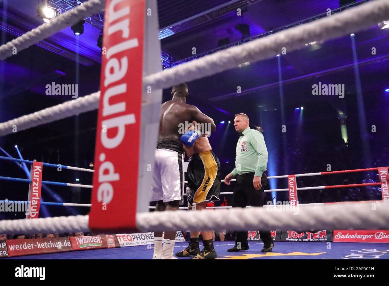 Boxkampf Peter Kadiru gegen Tomas Salek WBC Youth Championship in der ...