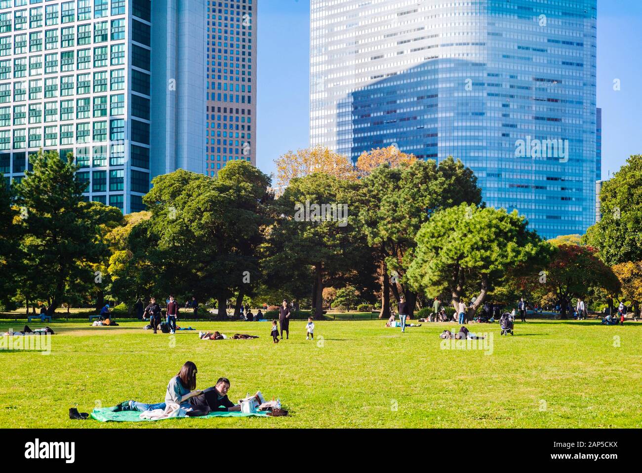 People relaxing on a Sunday in Hamarikyu Gardens, Tokyo/Japan Stock ...
