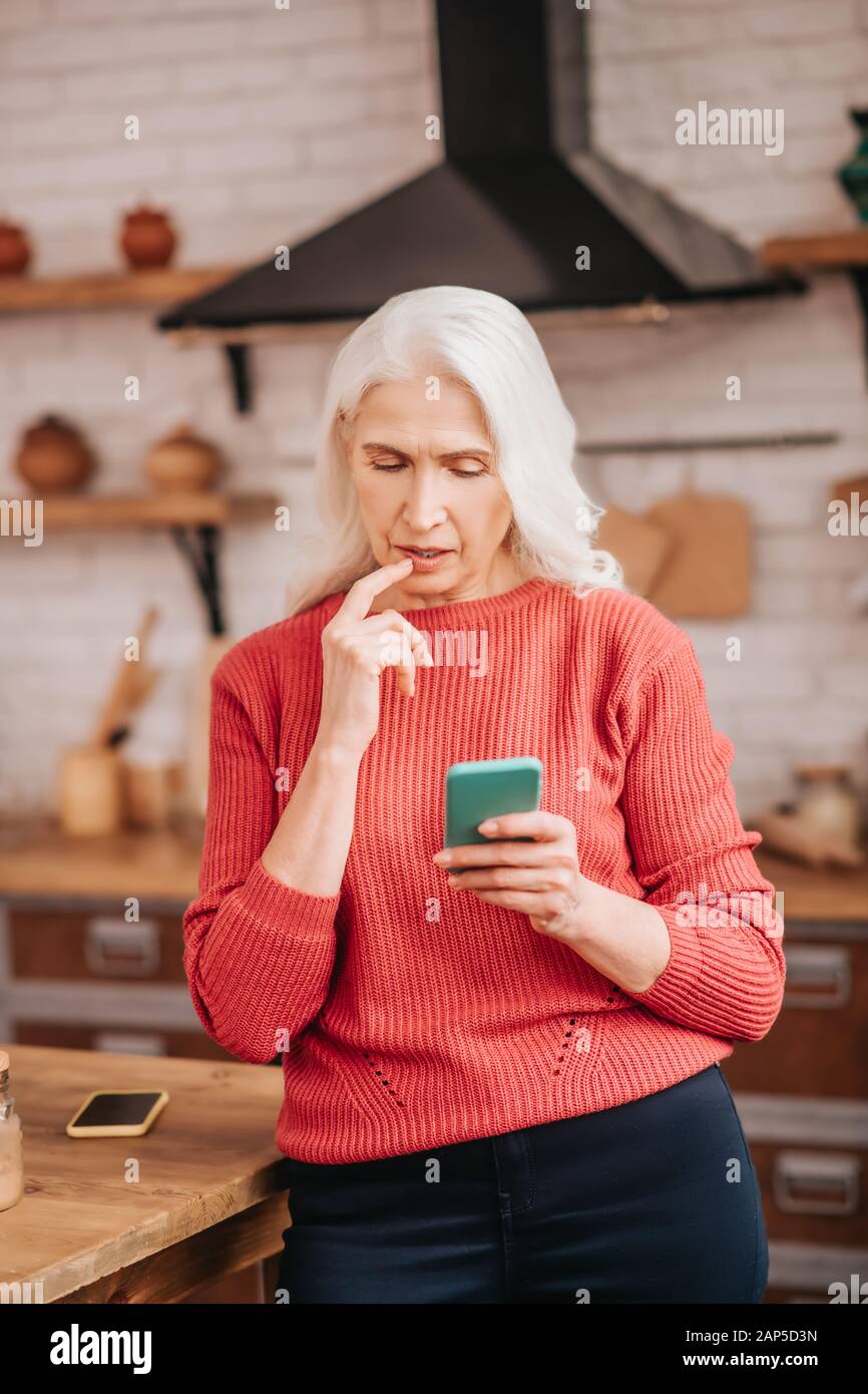 Elderly puzzled hi-res stock photography and images - Alamy