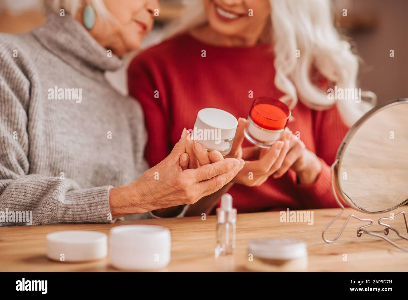 Elderly women talking hi-res stock photography and images - Alamy