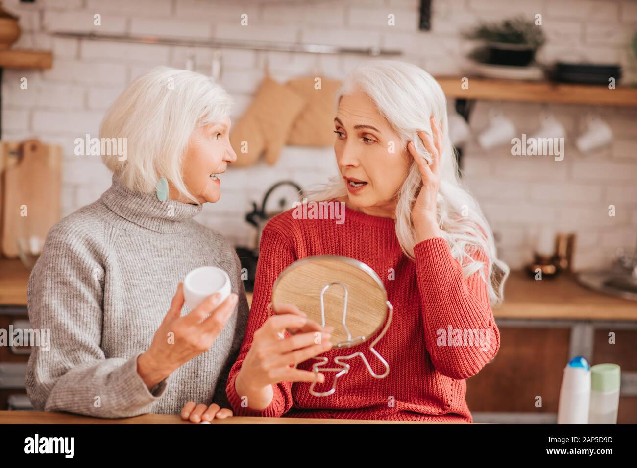 Elderly women talking hi-res stock photography and images - Alamy