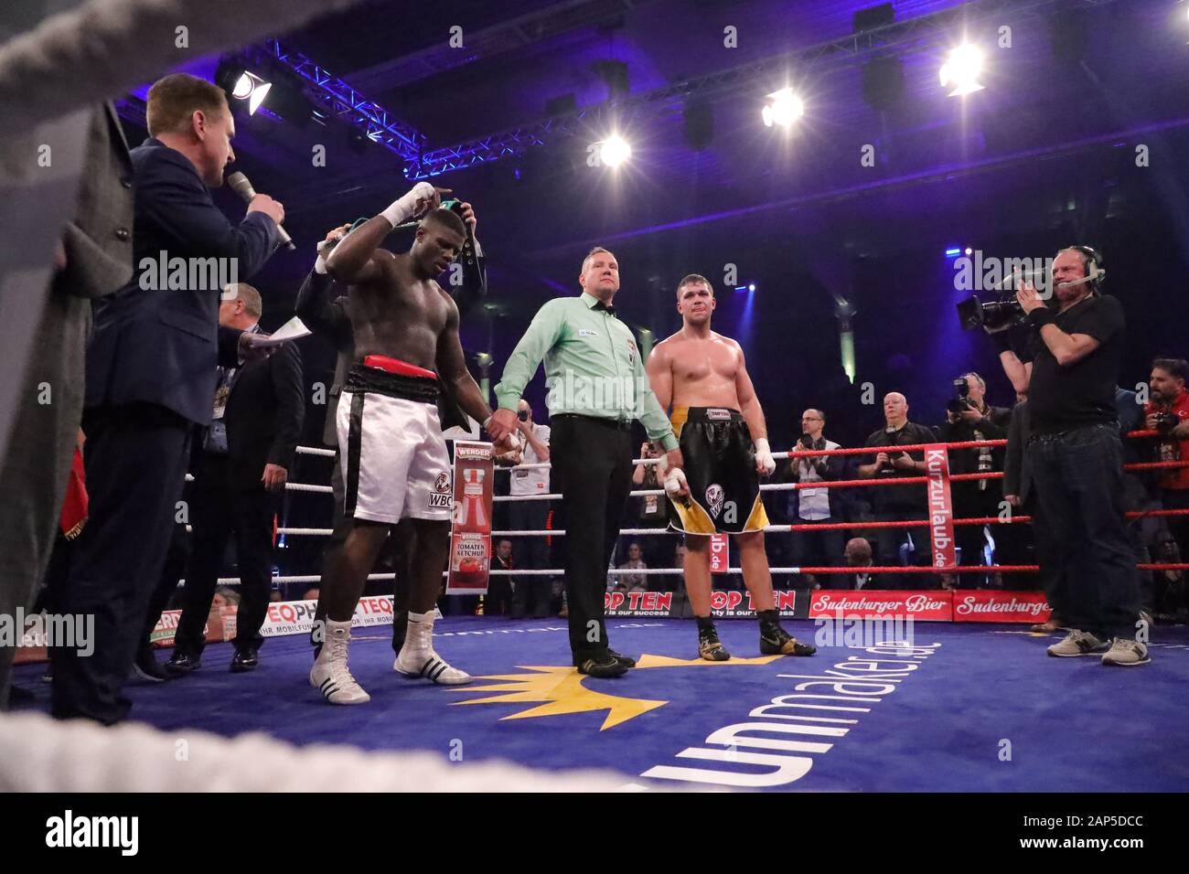 Boxkampf Peter Kadiru gegen Tomas Salek WBC Youth Championship in der ...