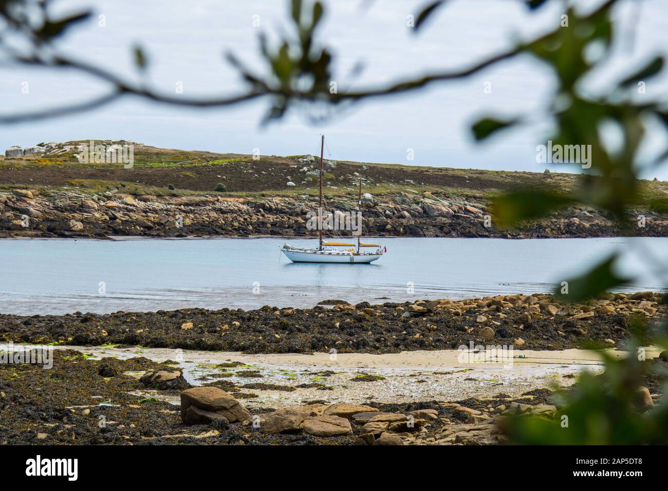 Sailing boat in a bay in the Isles of Scilly Stock Photo - Alamy
