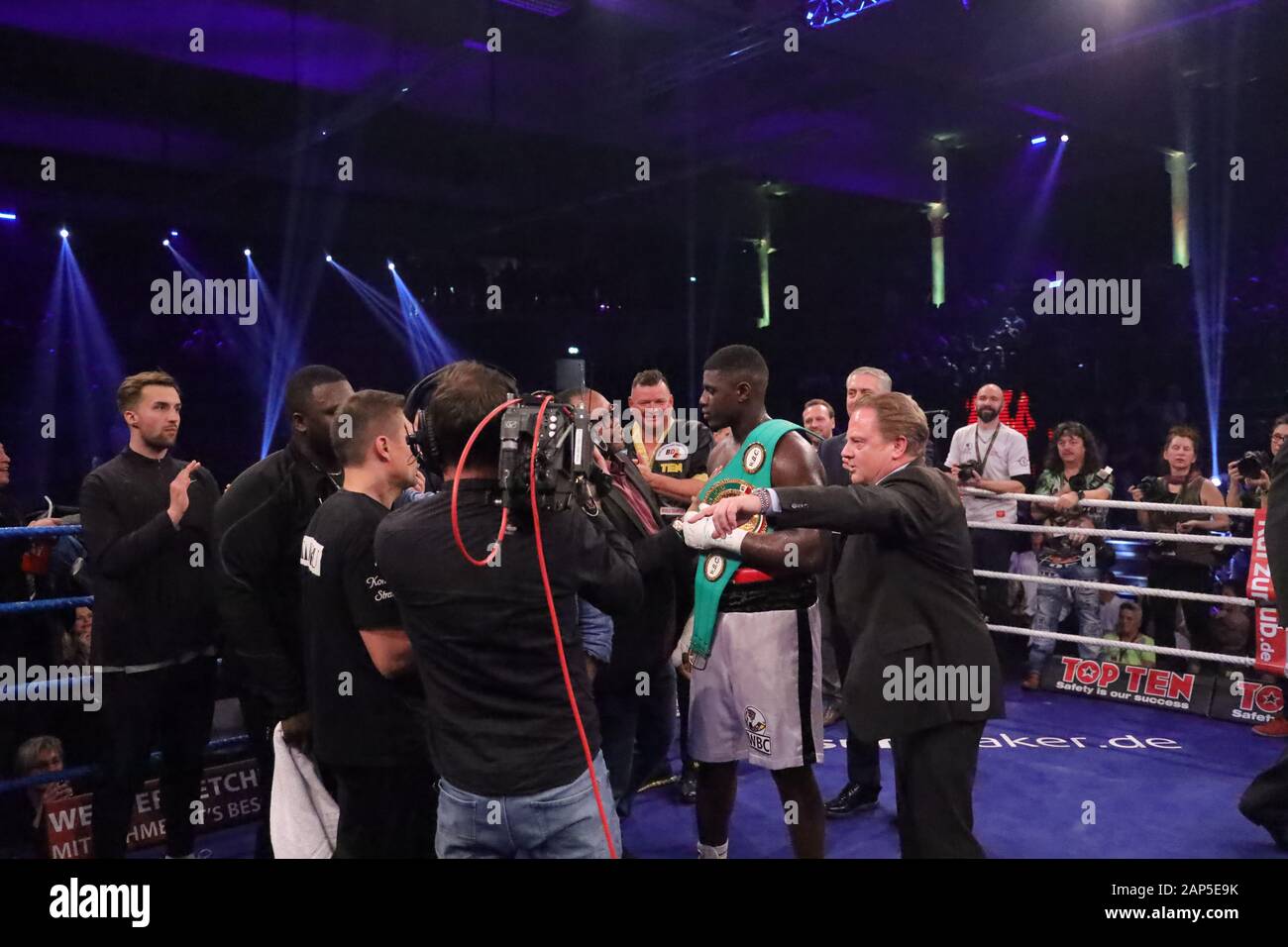 Boxkampf Peter Kadiru gegen Tomas Salek WBC Youth Championship in der ...